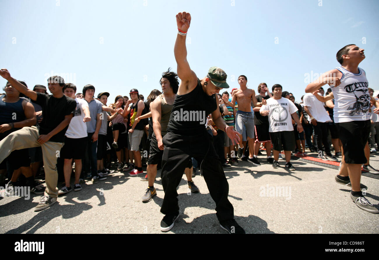 People in mosh pit hi-res stock photography and images - Alamy