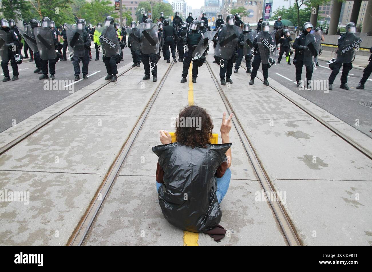 Police approach hi-res stock photography and images - Alamy