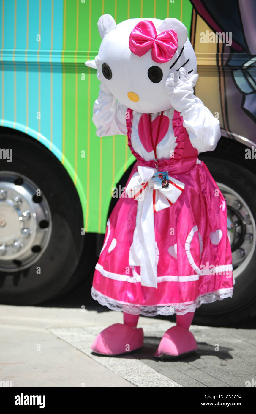 Jul 02, 2010 - Los Angeles, California, USA - Hello Kitty adjust her ...