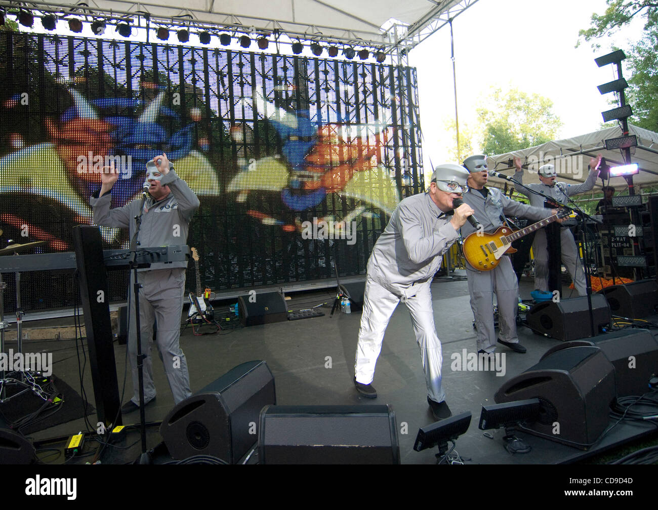 Devo band hi-res stock photography and images - Alamy