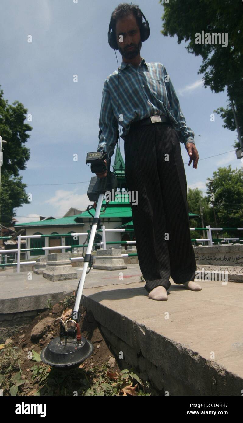 Frisking with a detector hi-res stock photography and images - Alamy