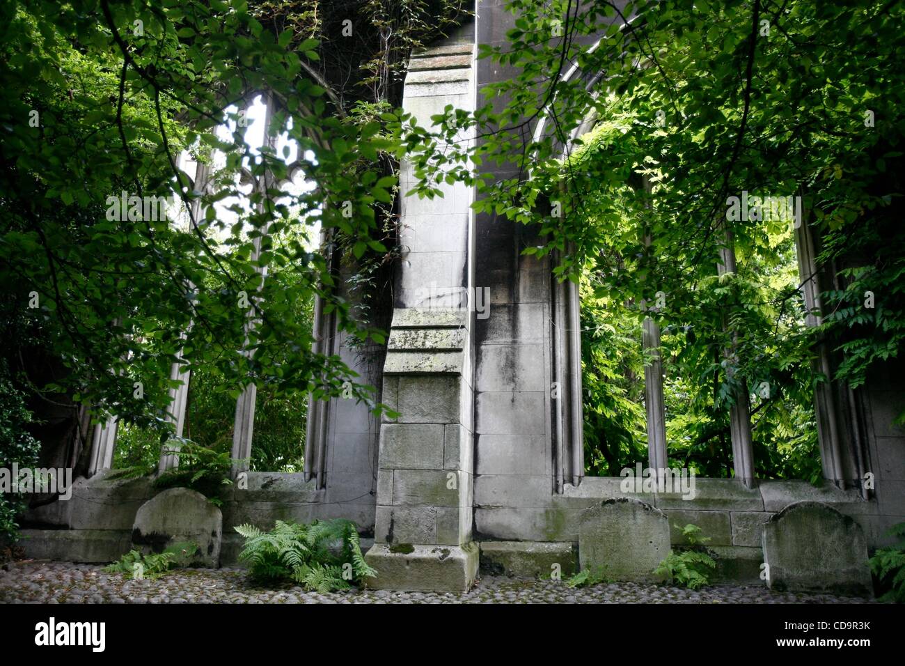 St dunstans in the east, london bridge hi-res stock photography and ...