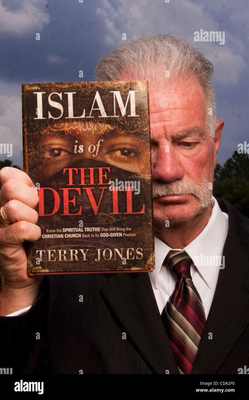 Pastor terry jones hi-res stock photography and images - Alamy