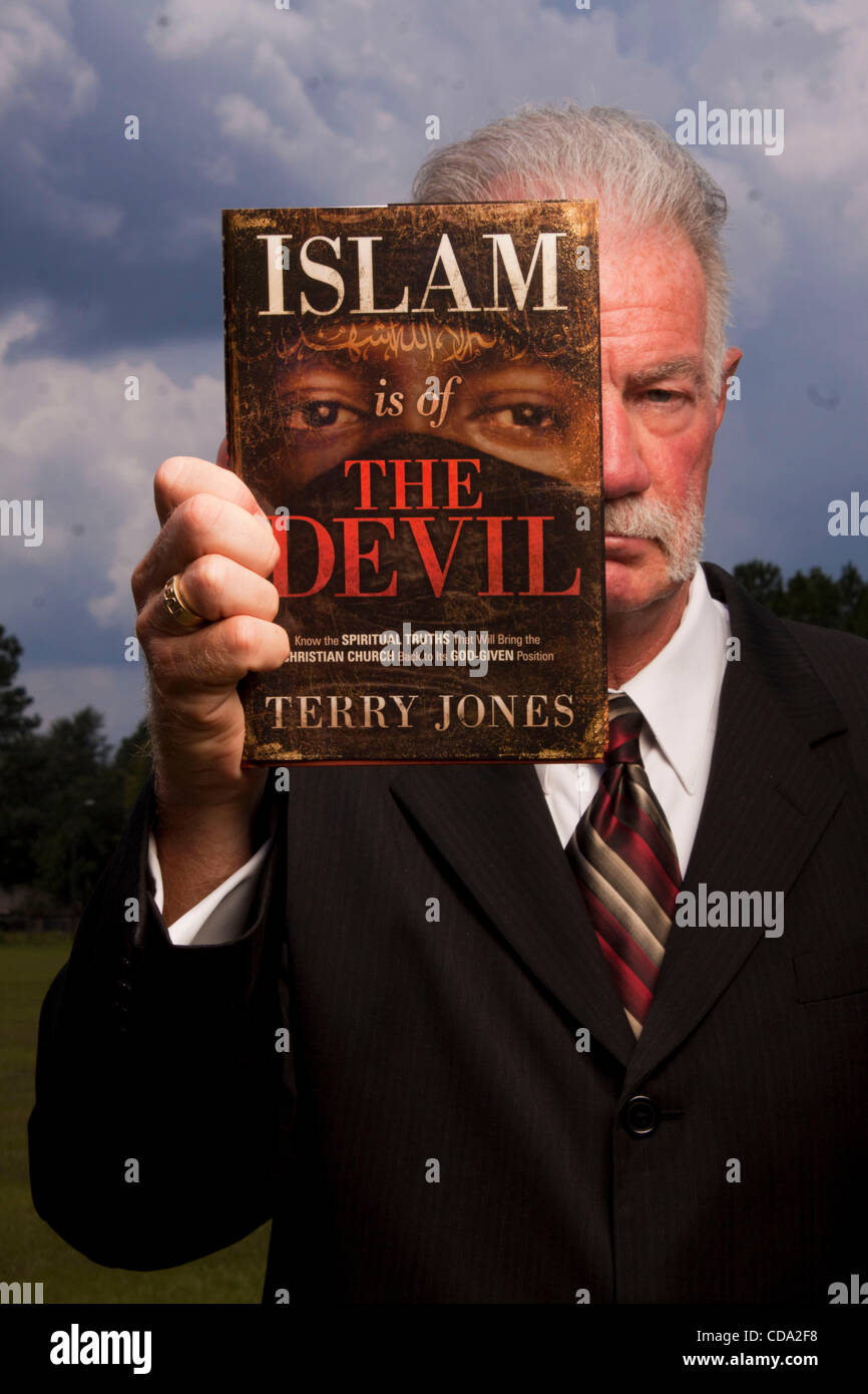 Aug. 01, 2010 - Gainesville, Florida, U.S. - Pastor TERRY JONES poses ...