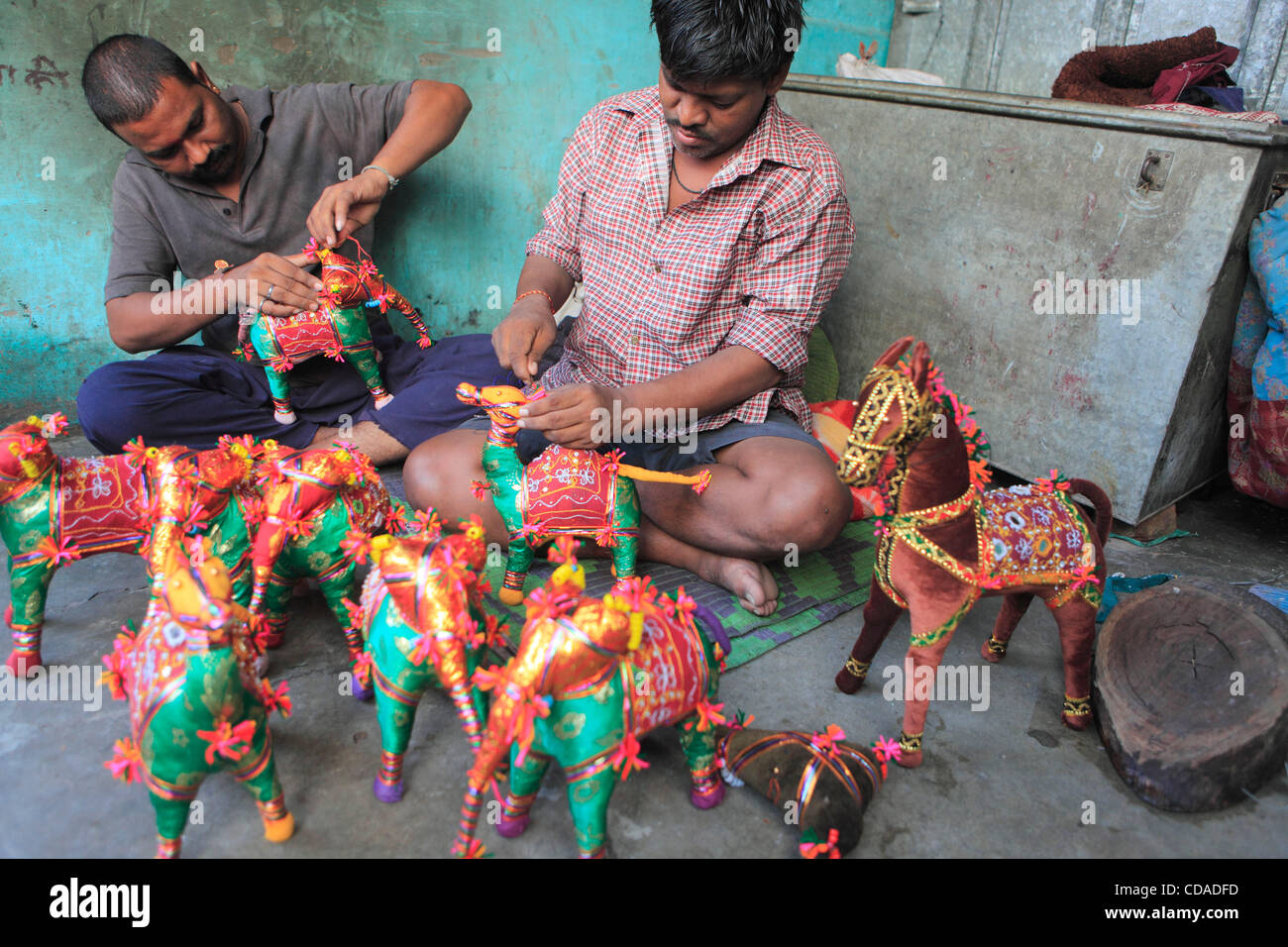Artists making cloth dolls and artifacts at Kathputli Colony in Delhi ...