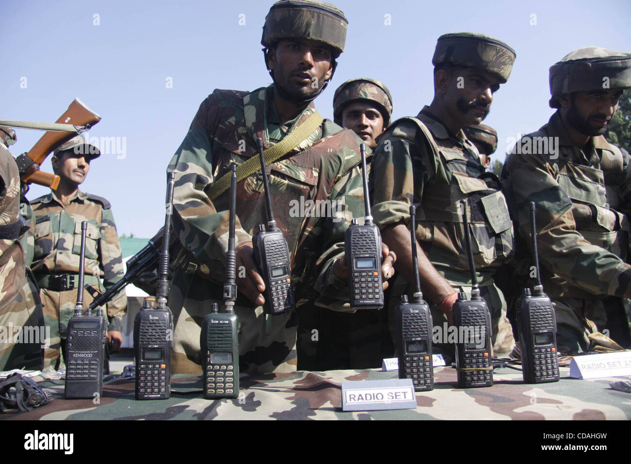 Indian army soldiers hi-res stock photography and images - Alamy