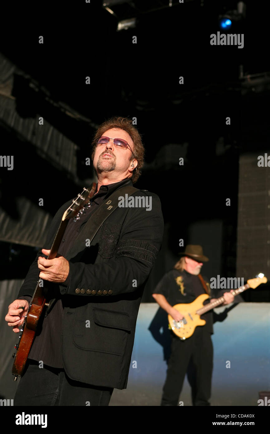 38 special performing hi-res stock photography and images - Alamy