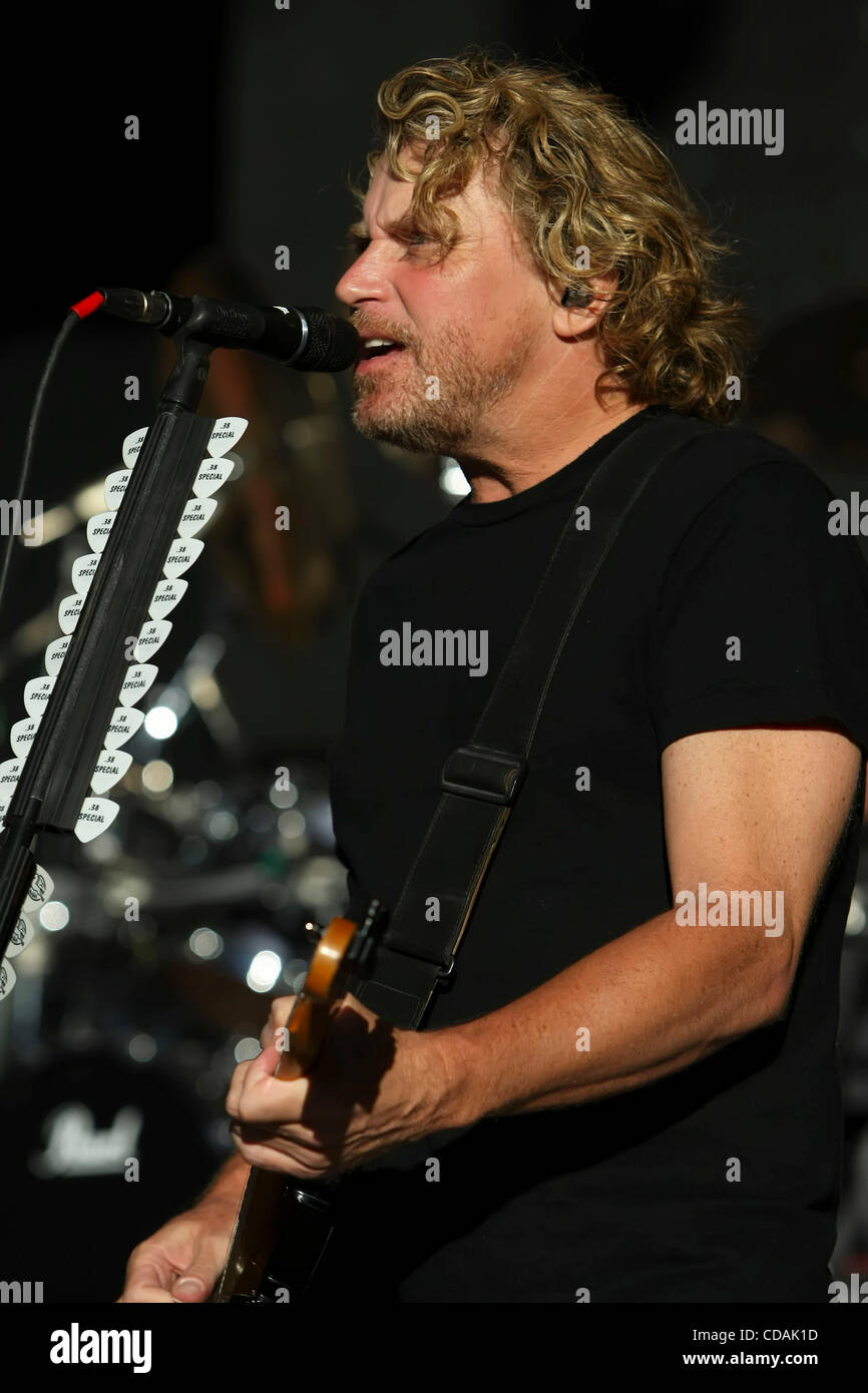 38 special performing hi-res stock photography and images - Alamy
