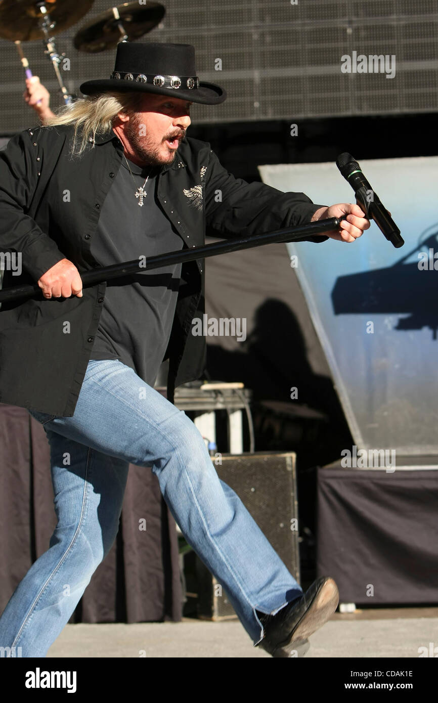 38 special performing hi-res stock photography and images - Alamy