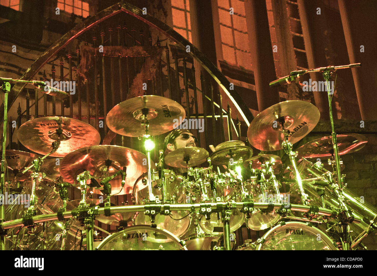 Drummer mike portnoy hi-res stock photography and images - Alamy