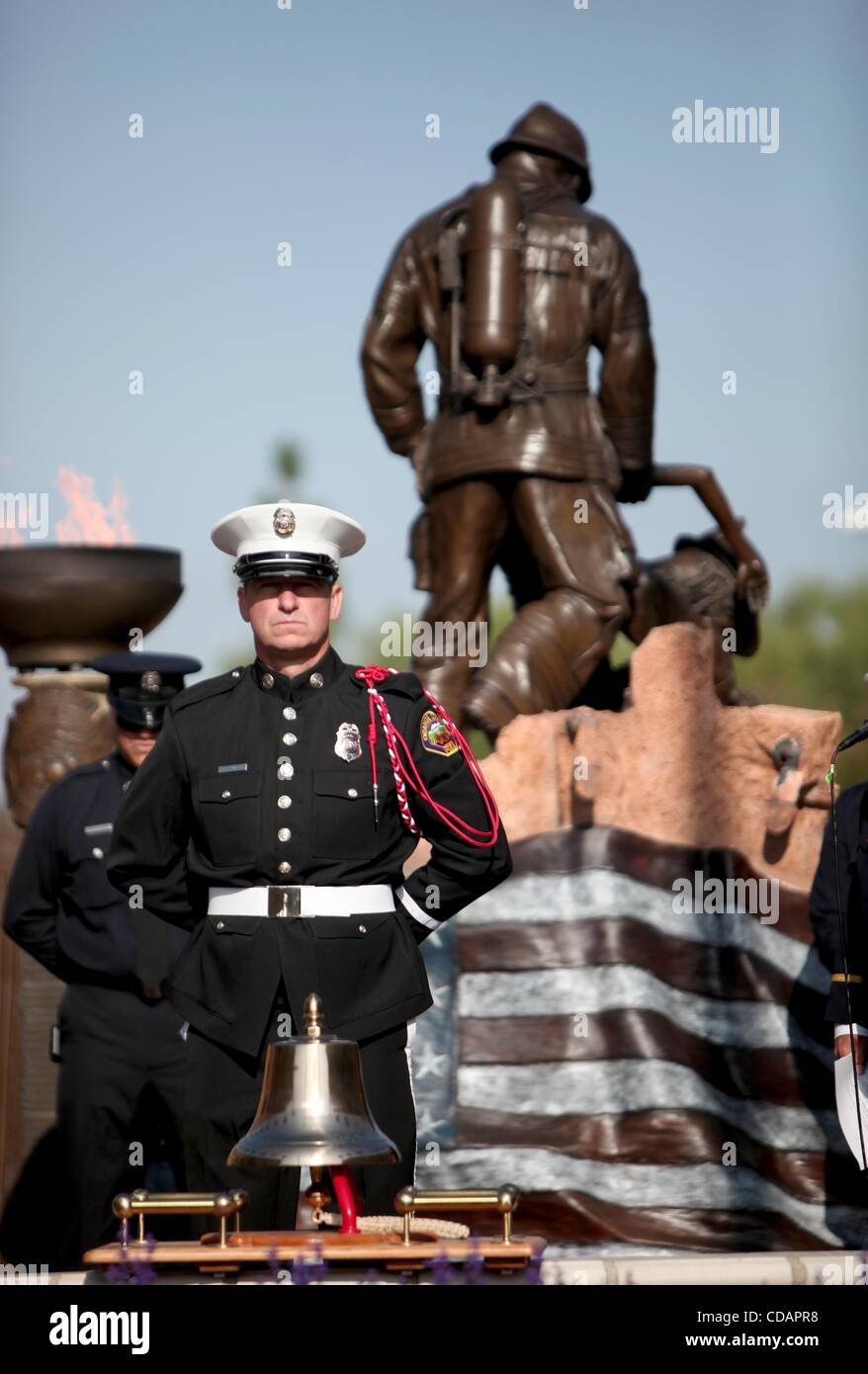 Firefighter memorial service 9 11 hi-res stock photography and images ...