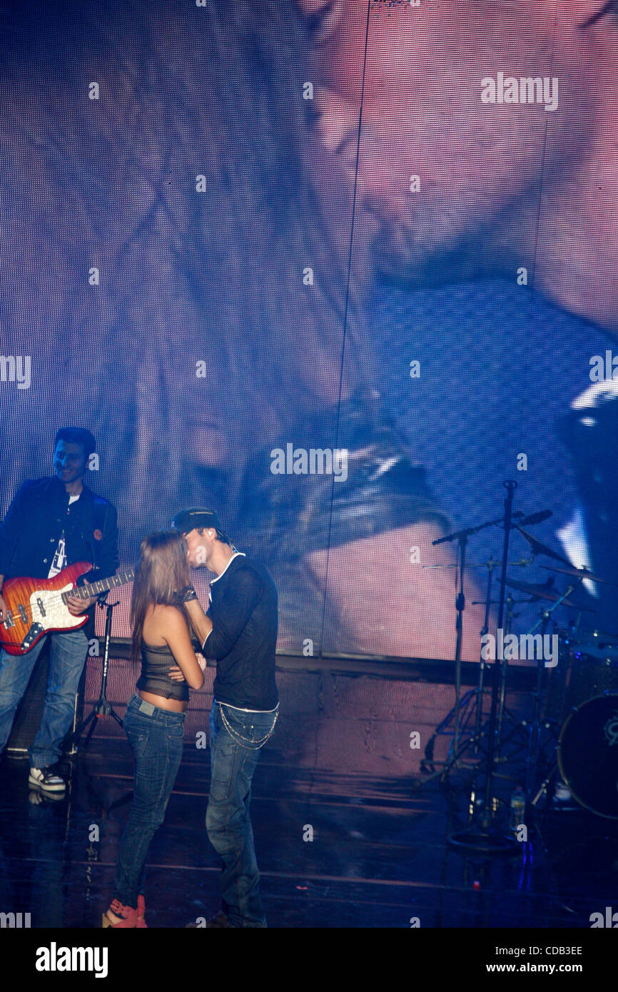 Enrique Iglesias Kissing Fans