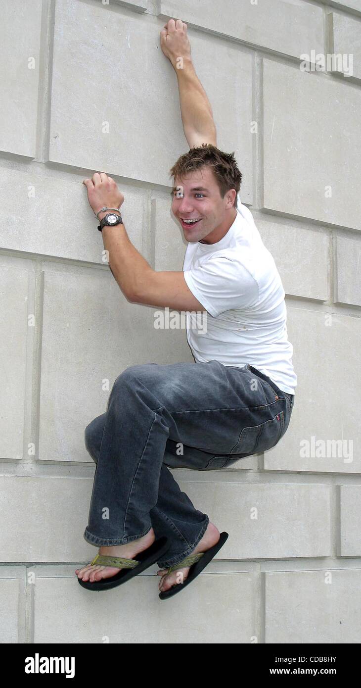 K30634JBU. SD05/12/2003..CELEBRITIES OUT AND ABOUT ,NYC..ALEX BELL ...