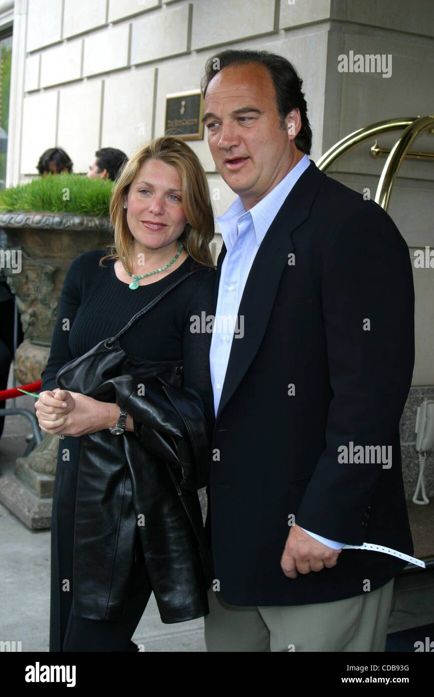 K30633JBU. .ABC 2003-2004 UPFRONT STARS OUTSIDE THE RITZ CARLTON HOTEL ...