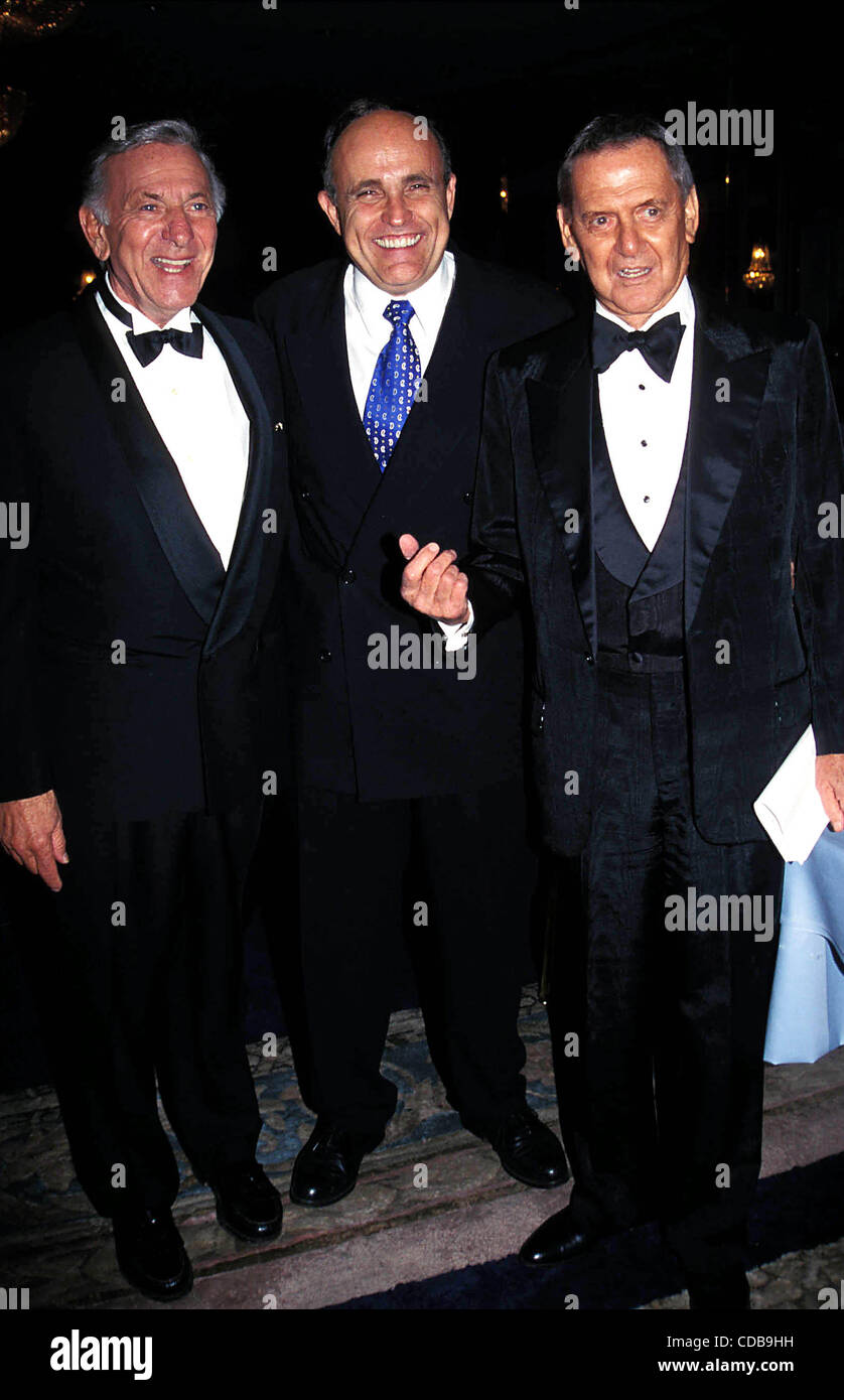 K10236JBU.JACK KLUGMAN, .MAYOR RUDOLPH GUILIANI, AND .TONY RANDALL ...