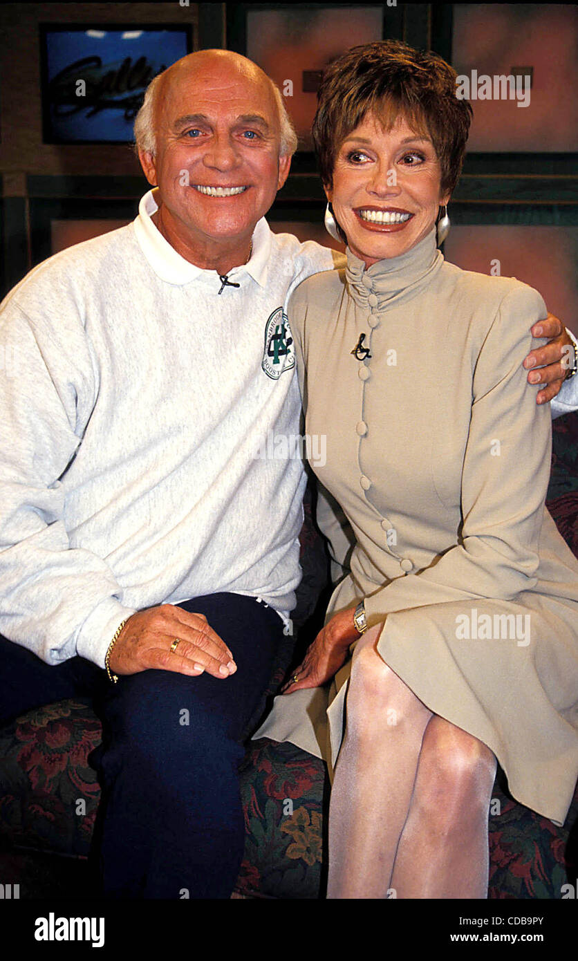 Gavin mcleod mary tyler moore hi-res stock photography and images - Alamy