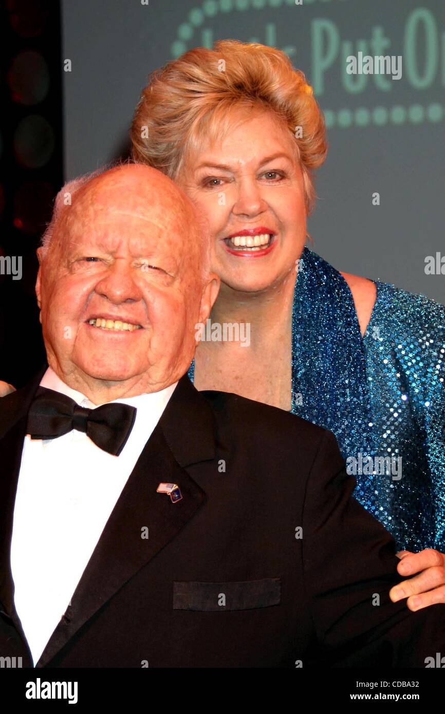 MICKEY ROONEY. / K38693JBU.MICKEY ROONEY AND WIFE JAN ROONEY STARRING ...