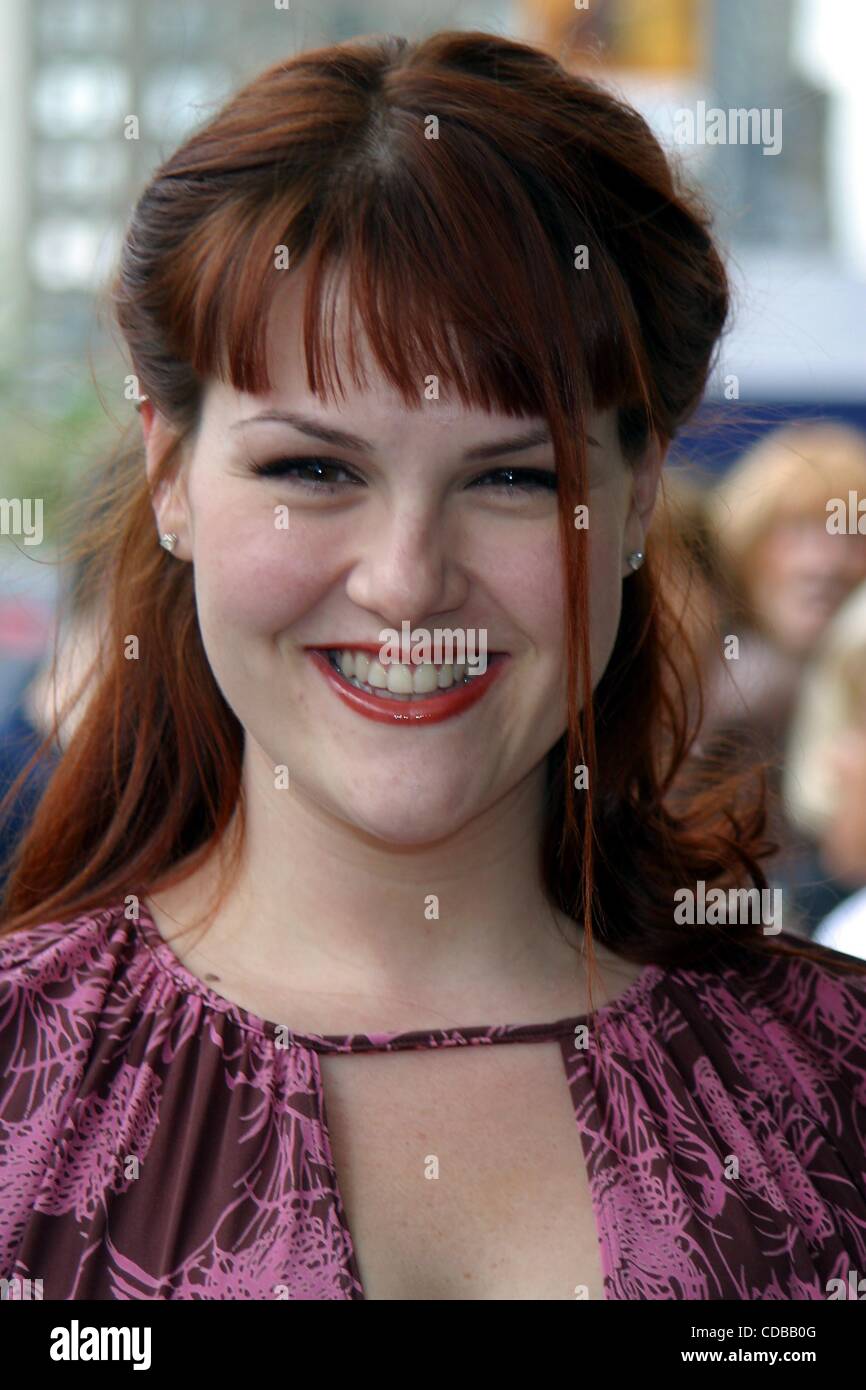 K30633JBU. .ABC 2003-2004 UPFRONT STARS OUTSIDE THE RITZ CARLTON HOTEL ...