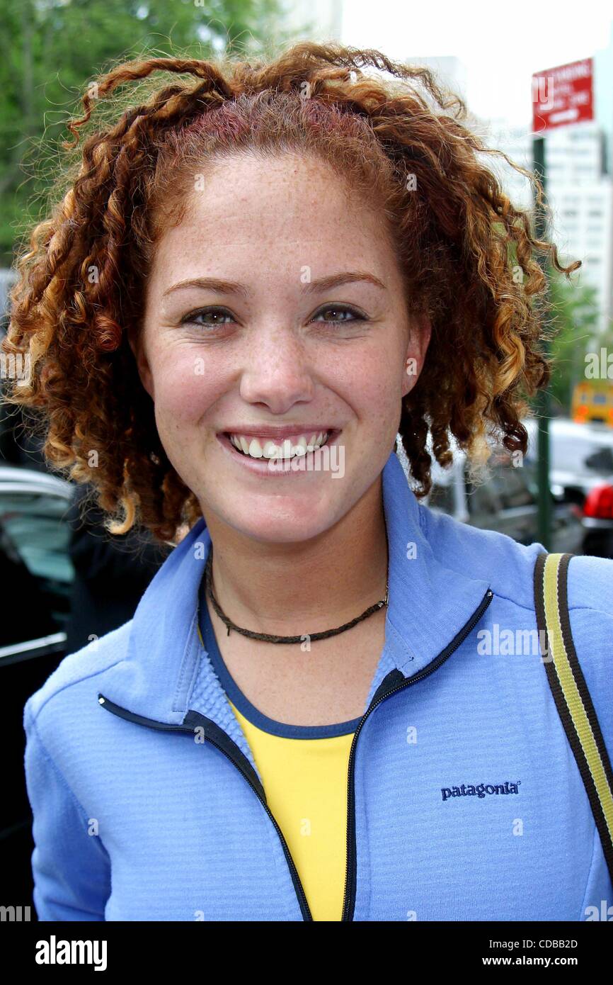 K30634JBU. SD05/12/2003..CELEBRITIES OUT AND ABOUT ,NYC..SHAUNA ...