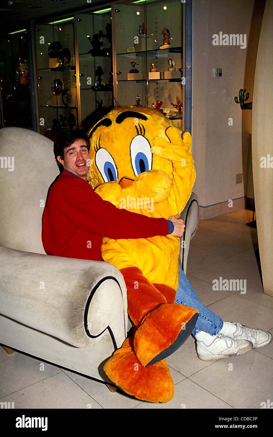 16797 .WARNER BROTHERS STORE.ED FRY AND TWEETY. / 1994(Credit Image: Â ...