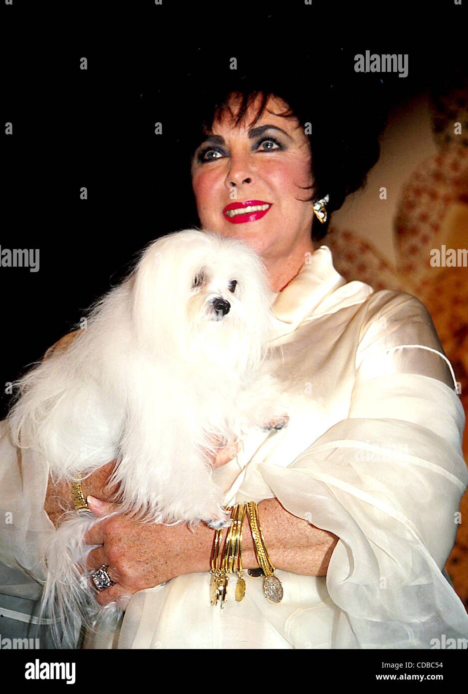 16648.PROMOTING FRAGRANCES.ELIZABETH TAYLOR . / ELIZABETHTAYLORRETRO ...