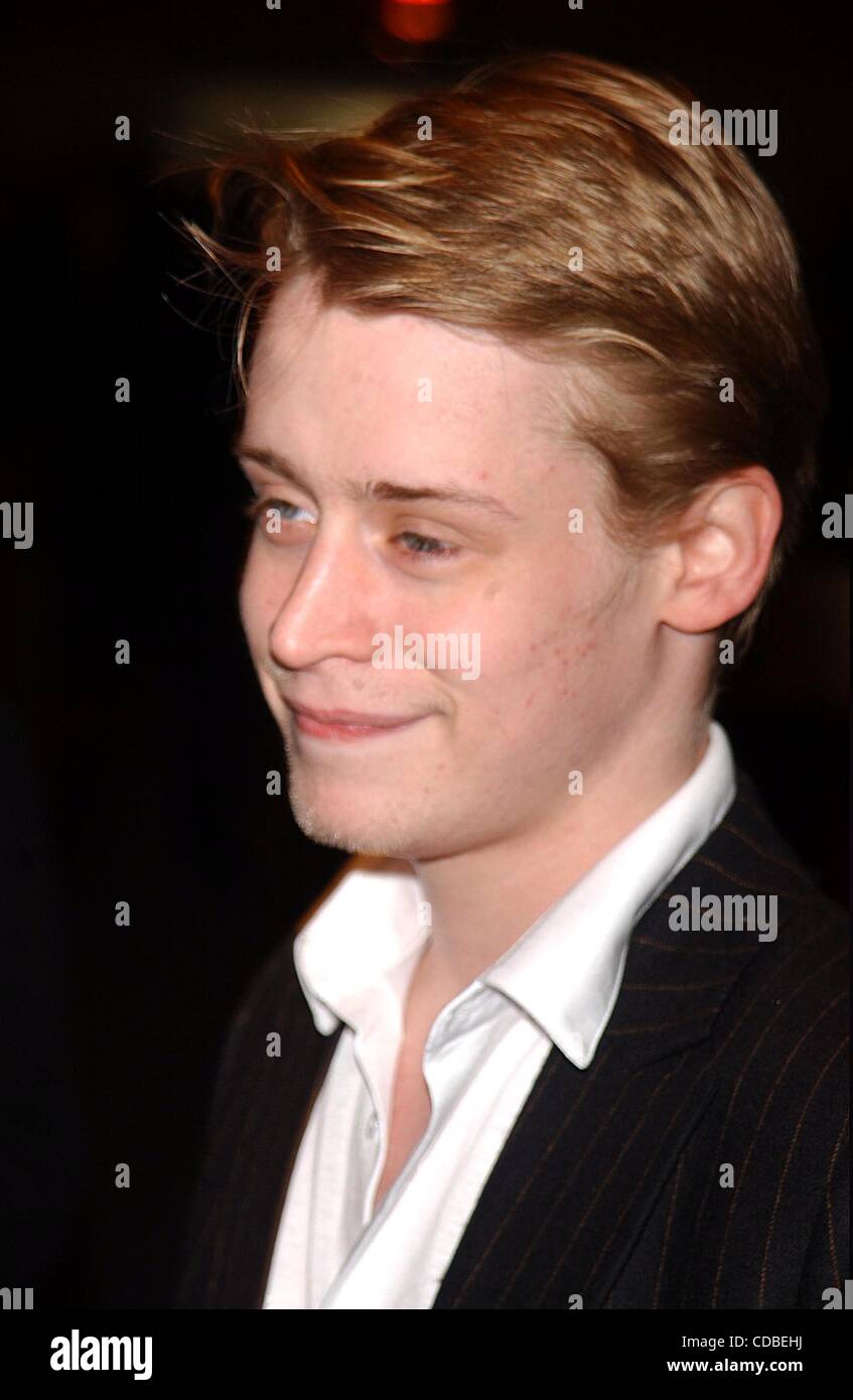 K29889AR SD0403.OPENING NIGHT FOR .'' A DAY IN THE DEATH OF JOE EGG ...