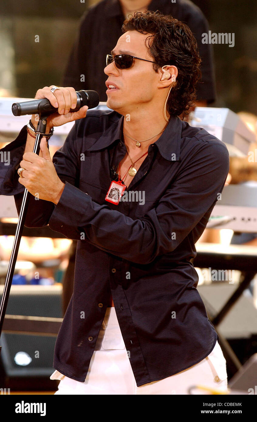 K37755AR.MARC ANTHONY PERFORMS ON NBC'S TODAY SHOW AT ROCKEFELLER ...