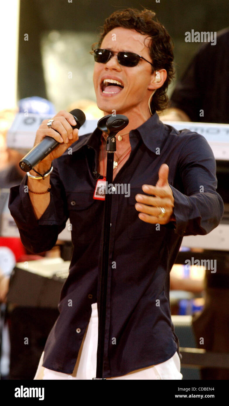 K37755AR.MARC ANTHONY PERFORMS ON NBC'S TODAY SHOW AT ROCKEFELLER ...