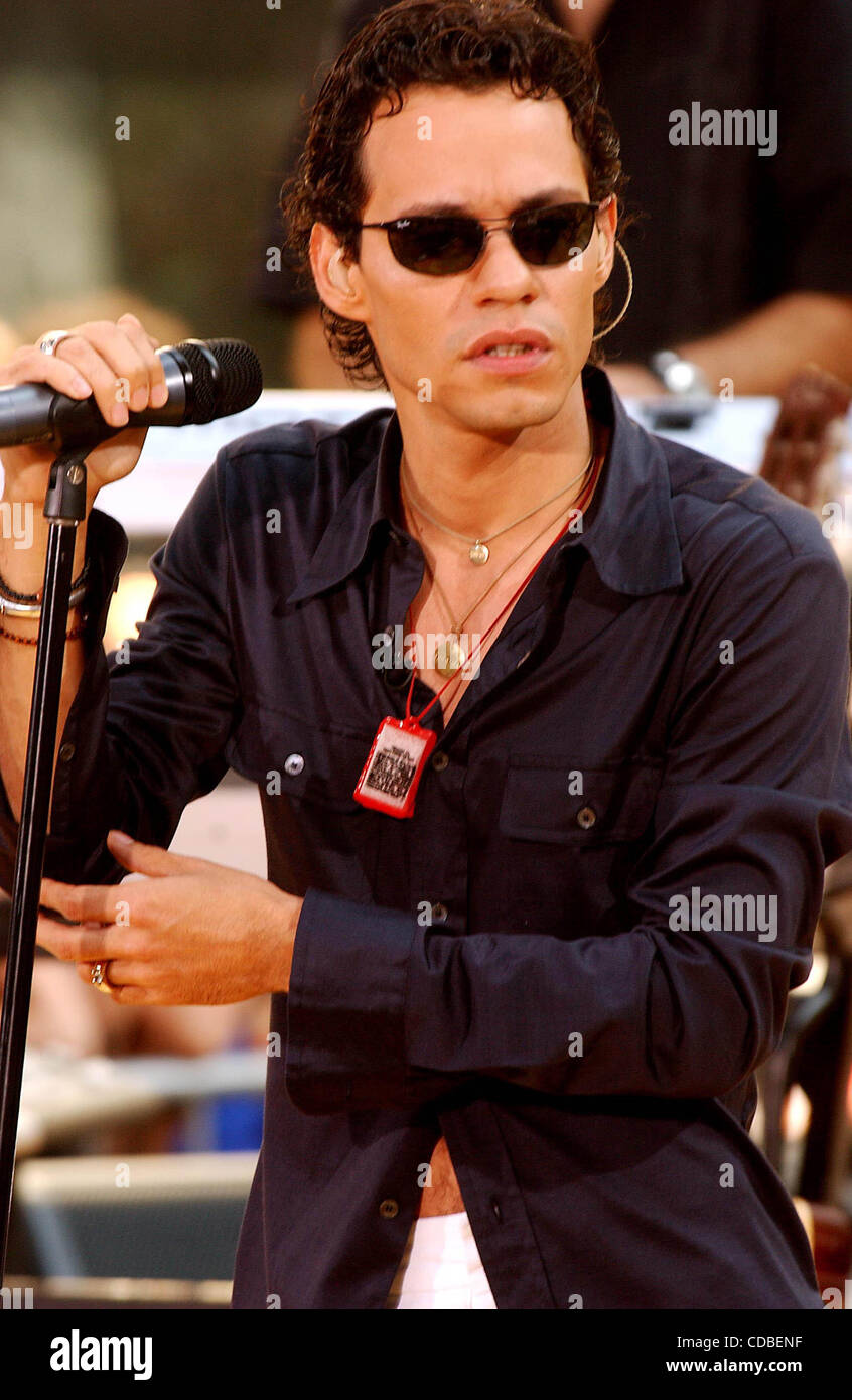 K37755AR.MARC ANTHONY PERFORMS ON NBC'S TODAY SHOW AT ROCKEFELLER ...