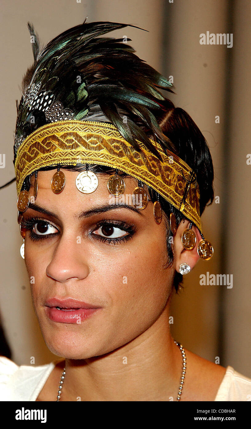 K35318AR.OLYMPUS FASHION WEEK: GARY GRAHAM FALL 2004 COLLECTION AT MAO ...