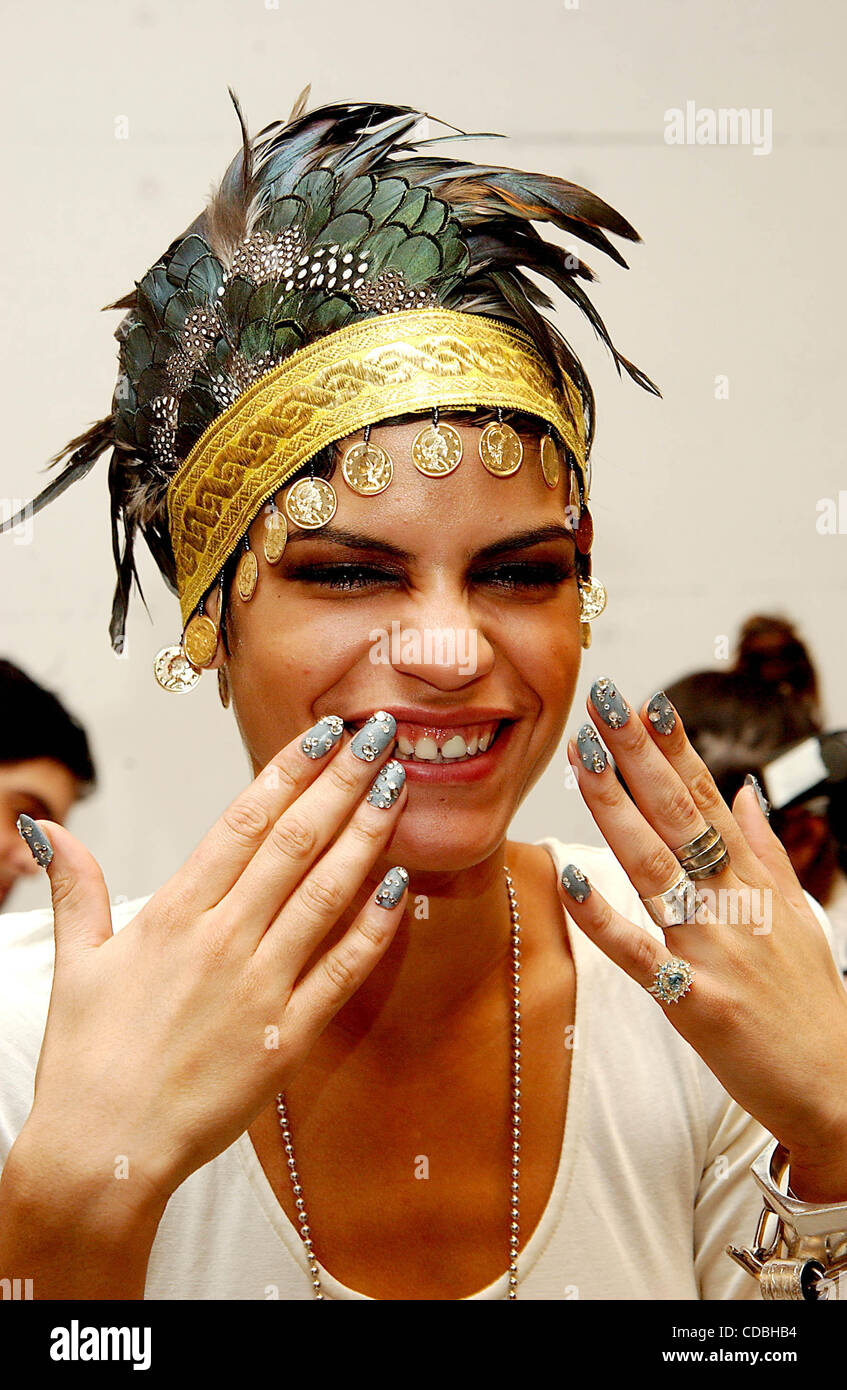 K35318AR.OLYMPUS FASHION WEEK: GARY GRAHAM FALL 2004 COLLECTION AT MAO ...