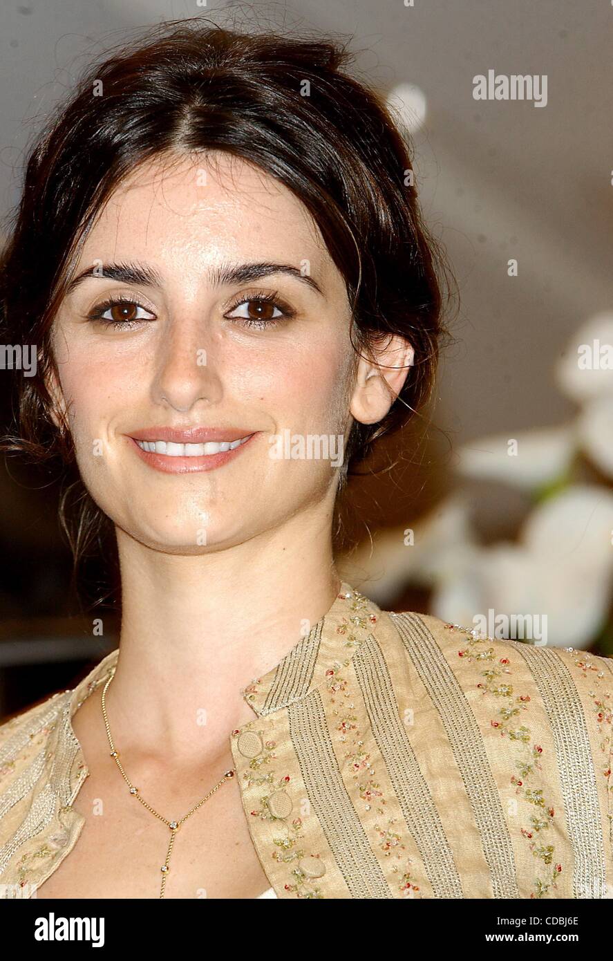 K30487AR.PENELOPE CRUZ PROMOTES RALPH LAUREN'S FRAGRANCE GLAMOROUS ...