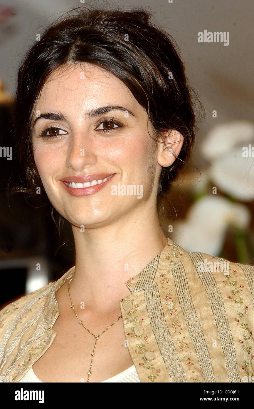 K30487AR.PENELOPE CRUZ PROMOTES RALPH LAUREN'S FRAGRANCE GLAMOROUS ...