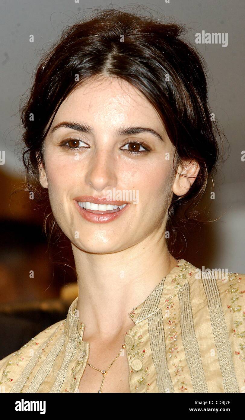 K30487AR.PENELOPE CRUZ PROMOTES RALPH LAUREN'S FRAGRANCE GLAMOROUS ...