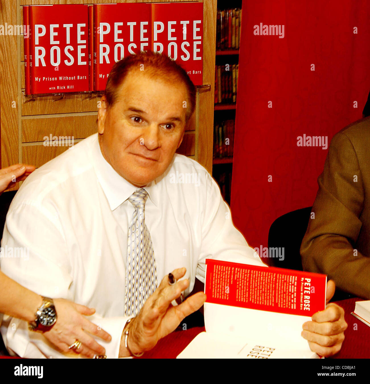 K34816AR .PETE ROSE SIGNING COPIES OF HIS BOOK MY PRISON WITHOUT BARS ...