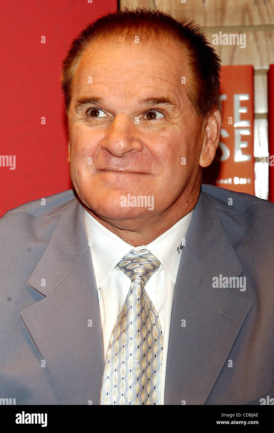 K34816AR .PETE ROSE SIGNING COPIES OF HIS BOOK MY PRISON WITHOUT BARS ...