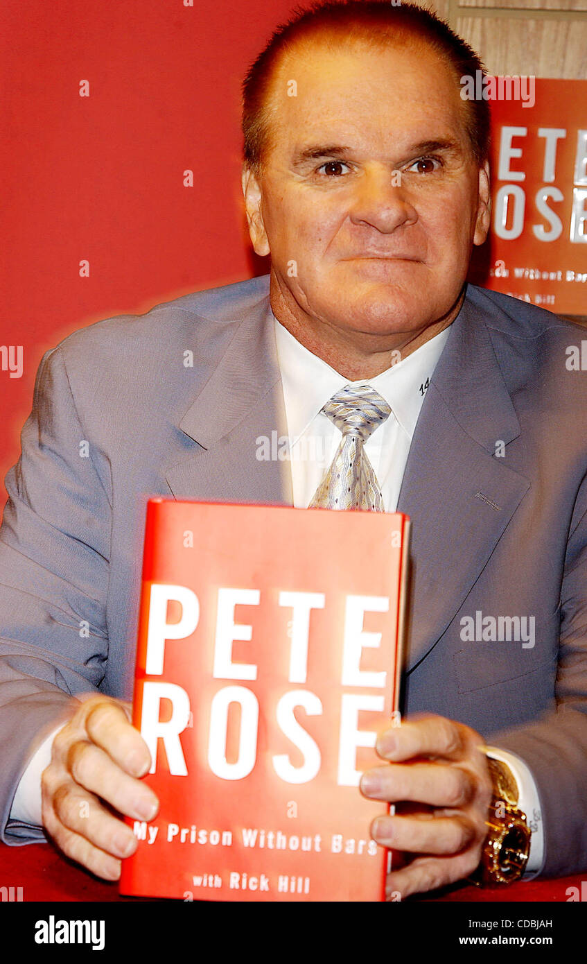 K34816AR .PETE ROSE SIGNING COPIES OF HIS BOOK MY PRISON WITHOUT BARS ...