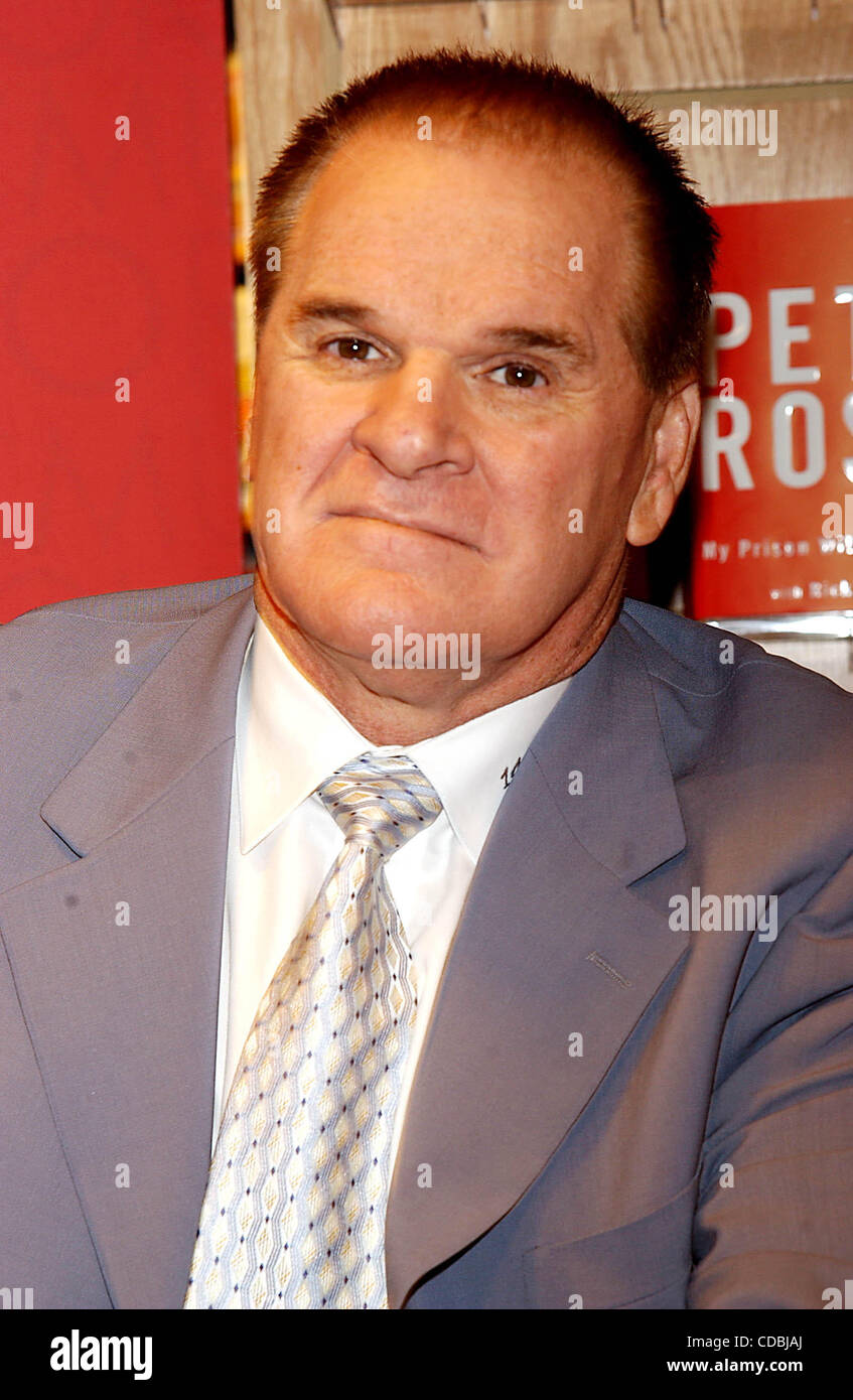 K34816AR .PETE ROSE SIGNING COPIES OF HIS BOOK MY PRISON WITHOUT BARS ...