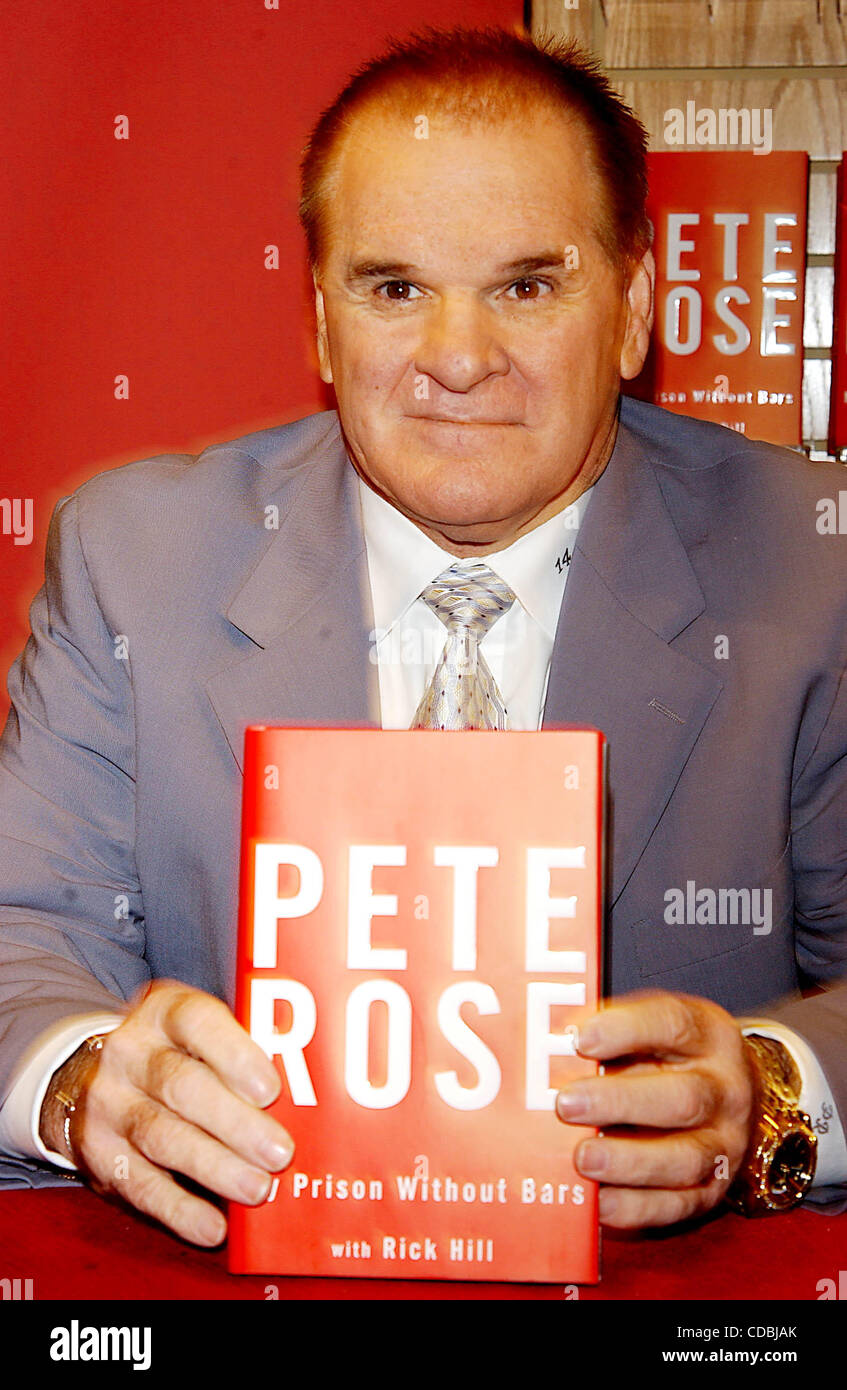 K34816AR .PETE ROSE SIGNING COPIES OF HIS BOOK MY PRISON WITHOUT BARS ...