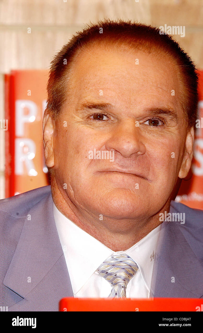 K34816AR .PETE ROSE SIGNING COPIES OF HIS BOOK MY PRISON WITHOUT BARS ...