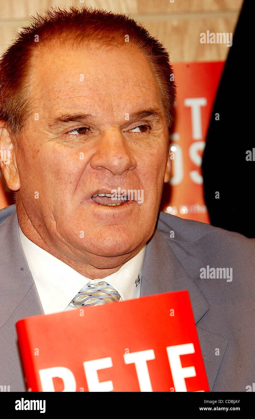 K34816AR .PETE ROSE SIGNING COPIES OF HIS BOOK MY PRISON WITHOUT BARS ...