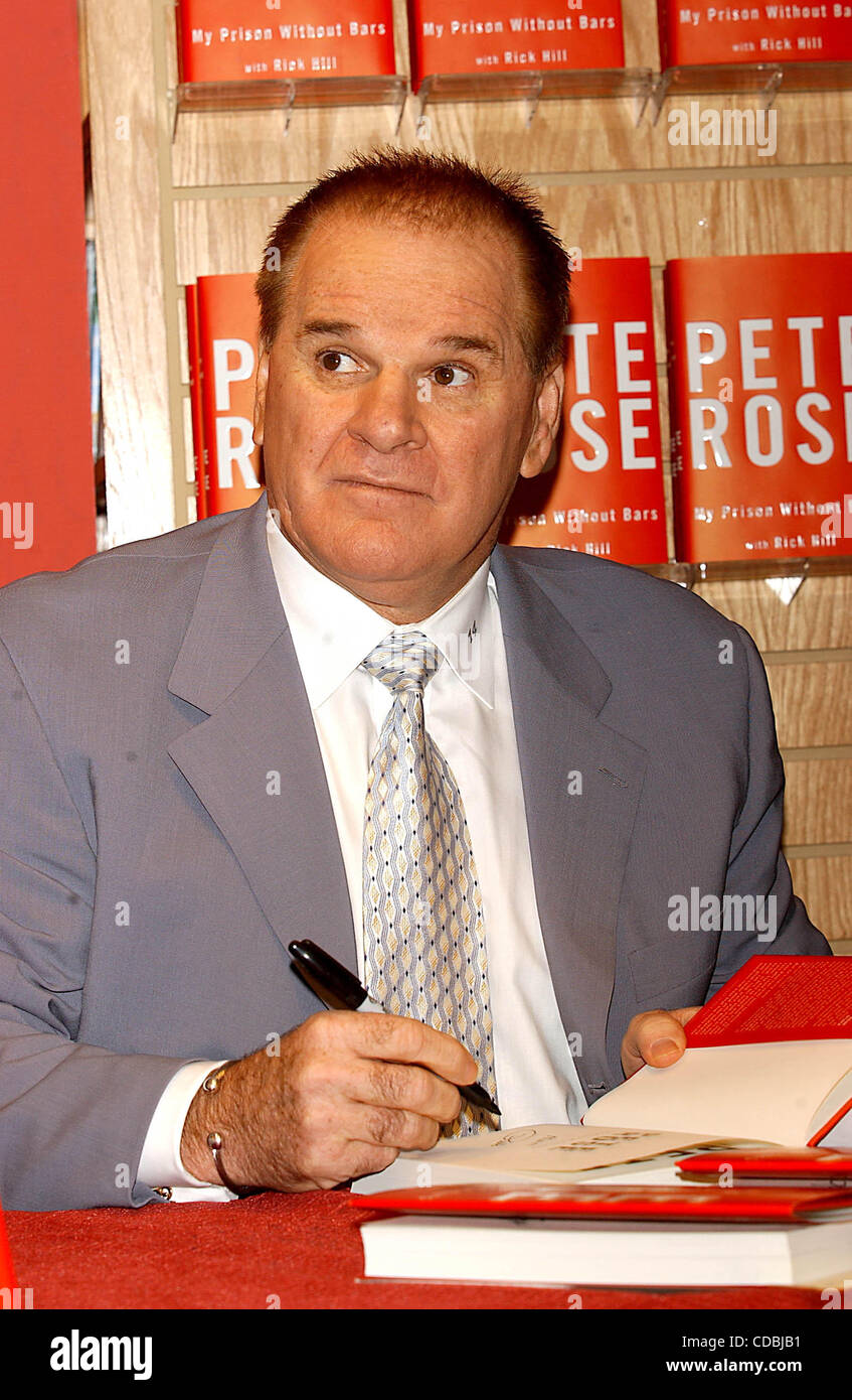 K34816AR .PETE ROSE SIGNING COPIES OF HIS BOOK MY PRISON WITHOUT BARS ...