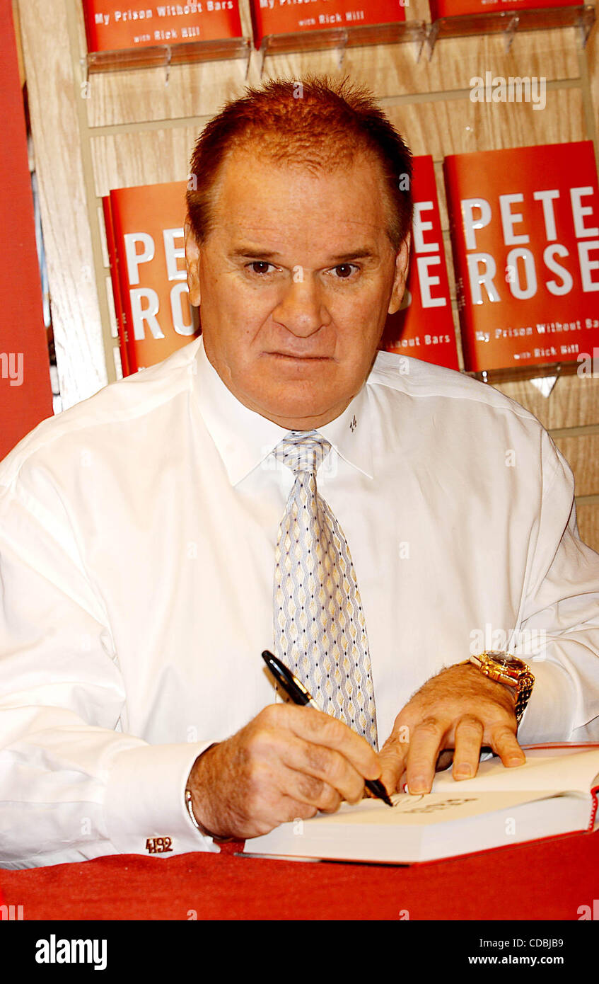 K34816AR .PETE ROSE SIGNING COPIES OF HIS BOOK MY PRISON WITHOUT BARS ...