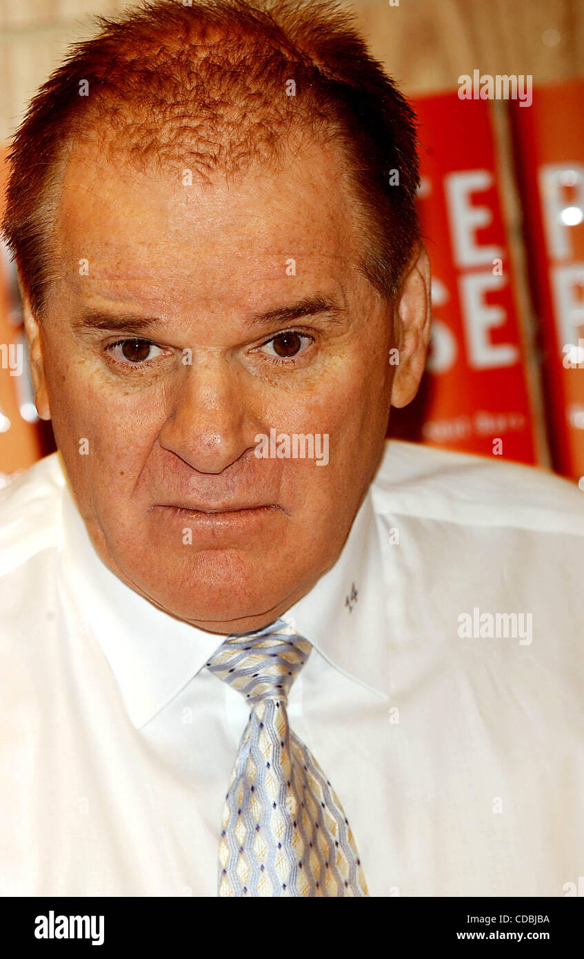 K34816AR .PETE ROSE SIGNING COPIES OF HIS BOOK MY PRISON WITHOUT BARS ...