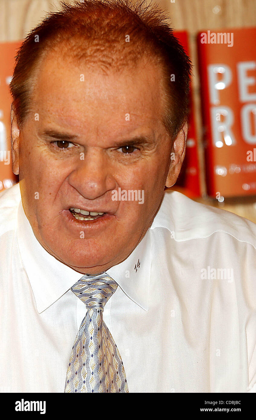 K34816AR .PETE ROSE SIGNING COPIES OF HIS BOOK MY PRISON WITHOUT BARS ...