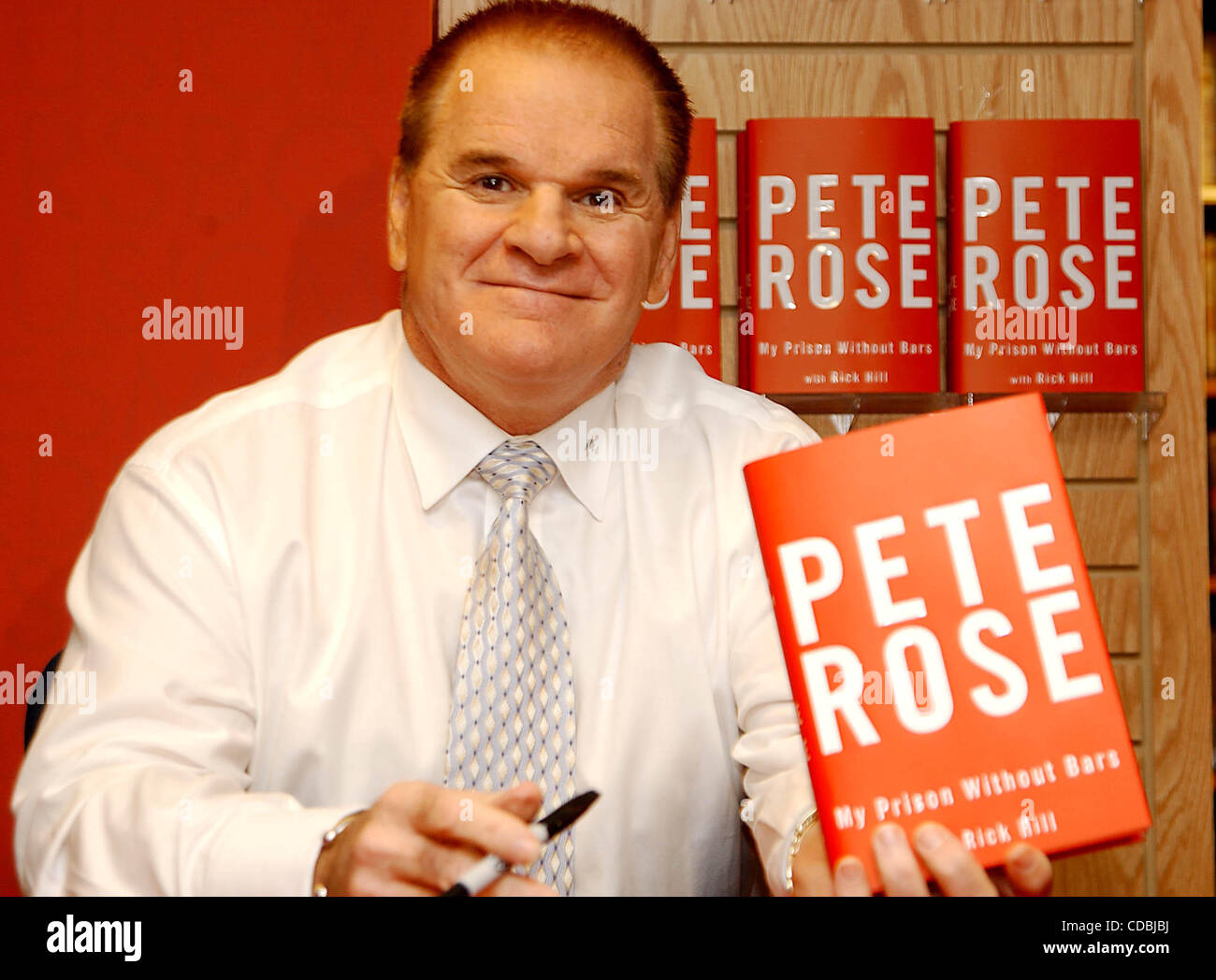 K34816AR .PETE ROSE SIGNING COPIES OF HIS BOOK MY PRISON WITHOUT BARS ...