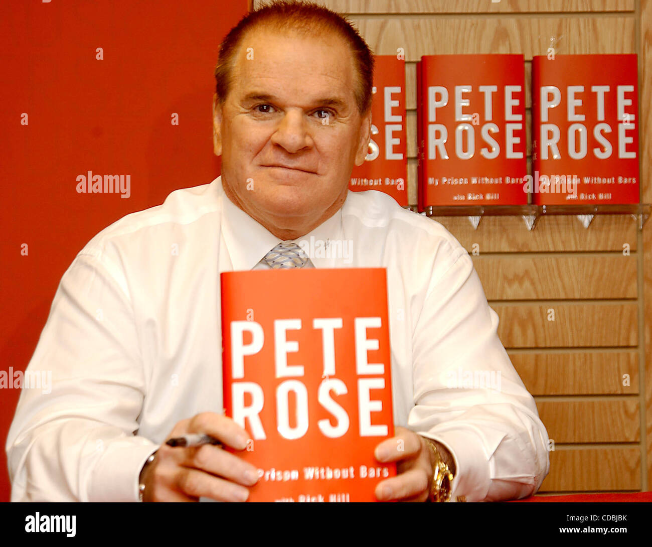 K34816AR .PETE ROSE SIGNING COPIES OF HIS BOOK MY PRISON WITHOUT BARS ...