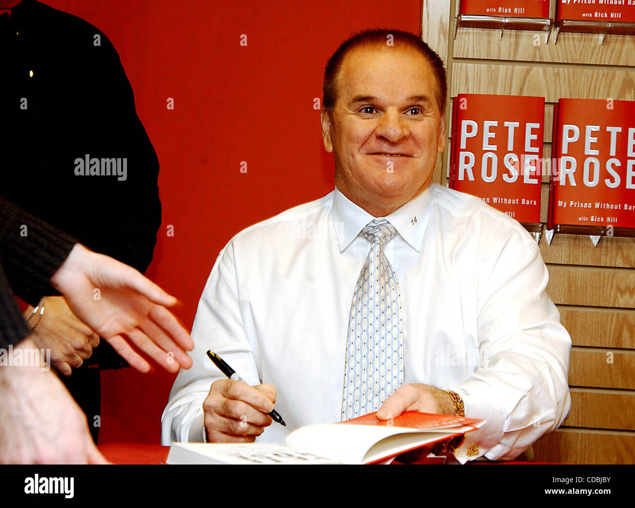 K34816AR .PETE ROSE SIGNING COPIES OF HIS BOOK MY PRISON WITHOUT BARS ...