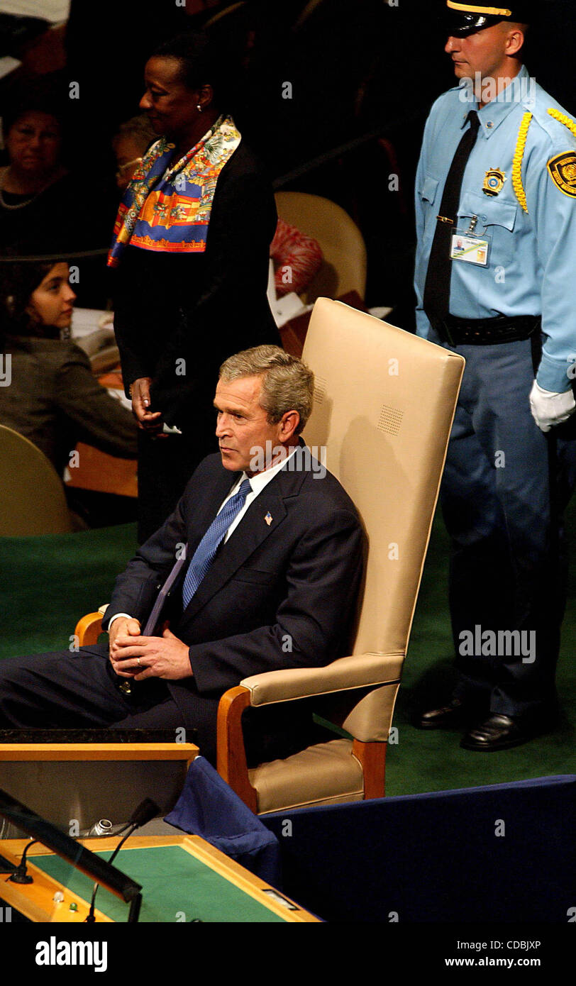 George w bush with a globe hi-res stock photography and images - Alamy