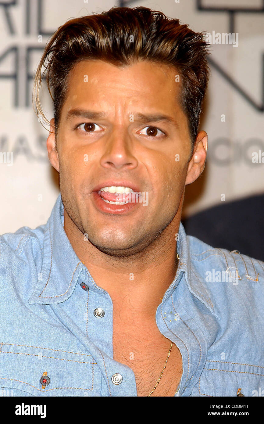 K30806AR.RICKY MARTIN AT VIRGIN MEGA STORE TO PROMOTE NEW CD ''ALMAS ...